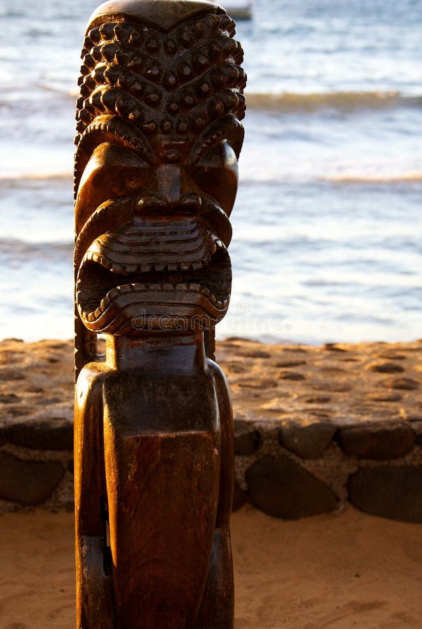 Estatua De Tiki En La Playa Imagen de archivo - Imagen de árbol ...