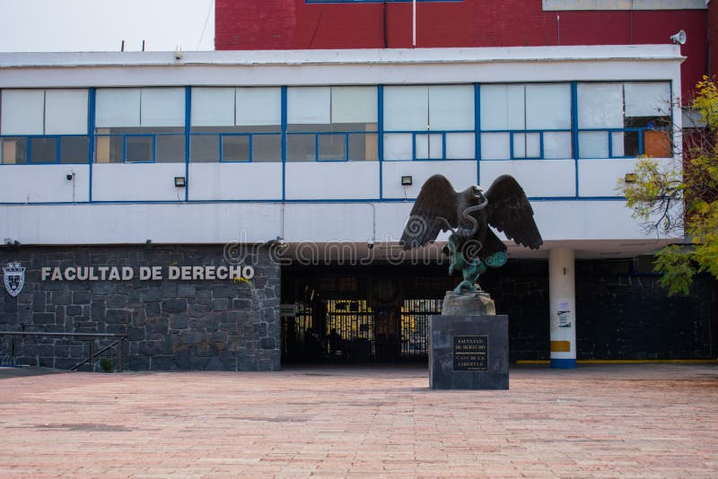 Estatua De águila Fuera Del Edificio De La Facultad De Derecho De La ... Estatua De águila Fuera Del Edificio De La Facultad De Derecho De La ...