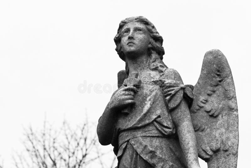 Estatua Triste Del ángel Encadenado Imagen de archivo - Imagen de ...