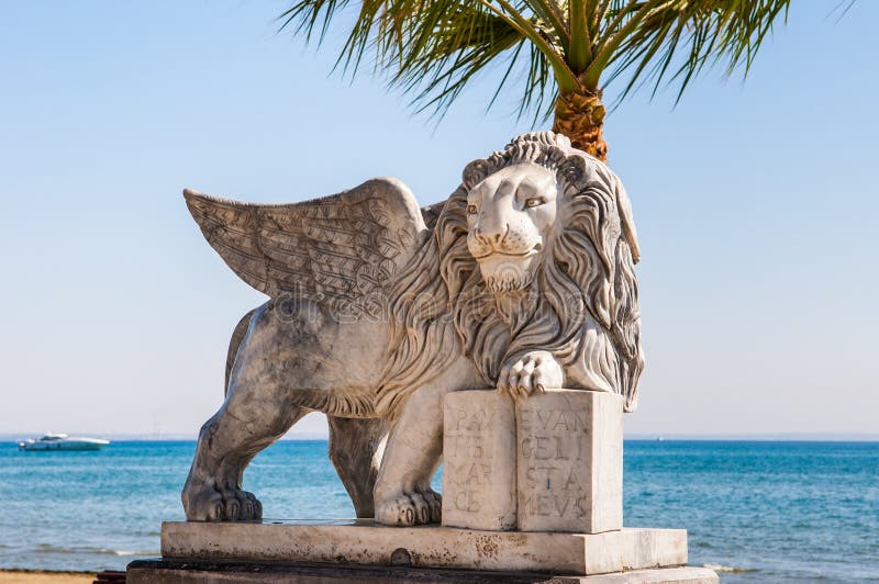 Estatua coa alas del león imagen de archivo. Imagen de exterior - 24923955
