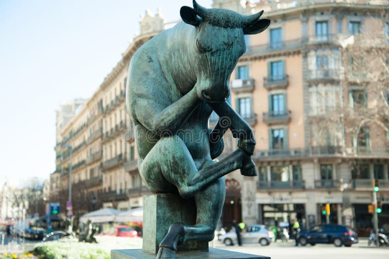 Estatua Del Toro De Pensamiento Foto de archivo editorial - Imagen de ...