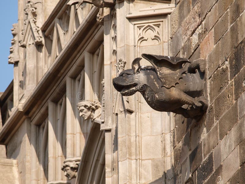 Escultura Grotesca De Agua De Estilo Gótico En La Fachada De La ...