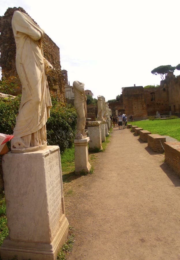 Estatuas antiguas de Roma foto de archivo. Imagen de arco - 86326158