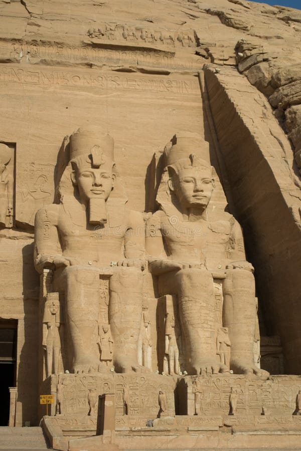 Estatuas de Ramses II foto de archivo. Imagen de roca - 61762060