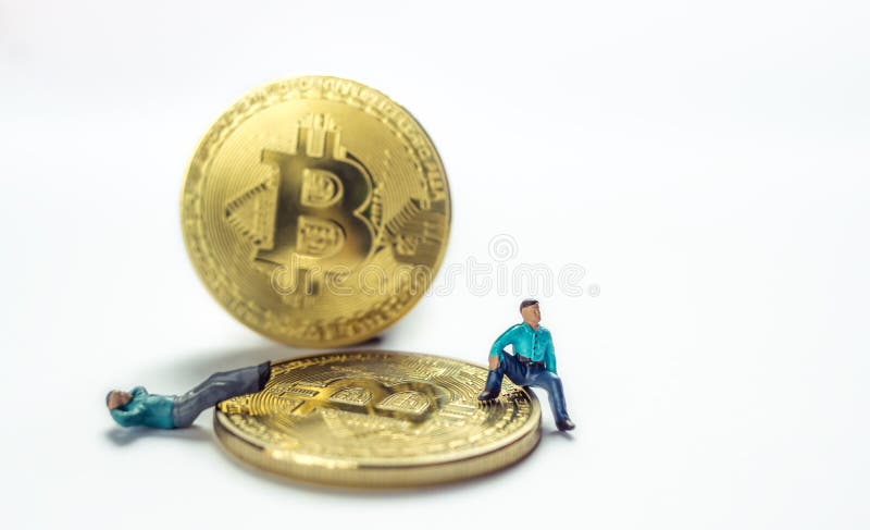 Estatuilla Masculina Miniatura Que Pone En Bitcoin, Concepto Crypto Del ... Estatuilla Masculina Miniatura Que Pone En Bitcoin, Concepto Crypto Del ...