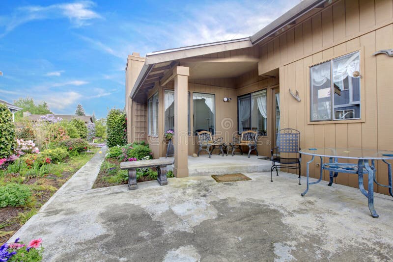 Esterno Della Camera Portico E Giardino Del Cortile Fotografia Stock ...