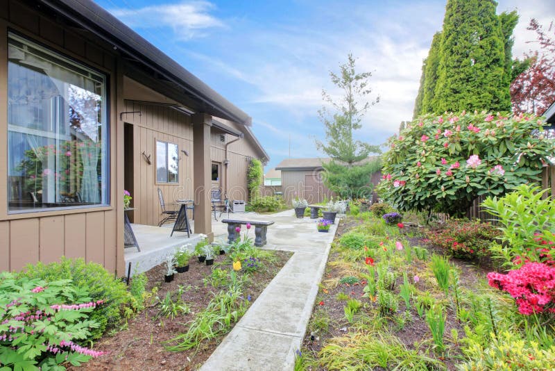 Esterno Della Camera Portico E Giardino Del Cortile Immagine Stock ...