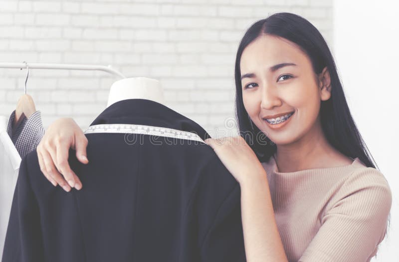 Estilista De La Moda Que Se Coloca Con La Chaqueta Foto de archivo ...