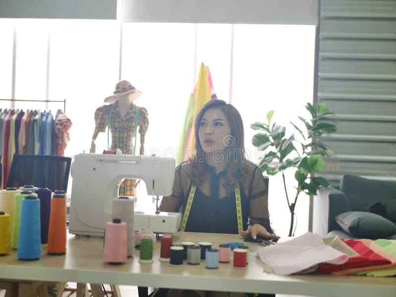 Estilista De Roupas Femininas Trabalhando No Creative Studio Foto de ...