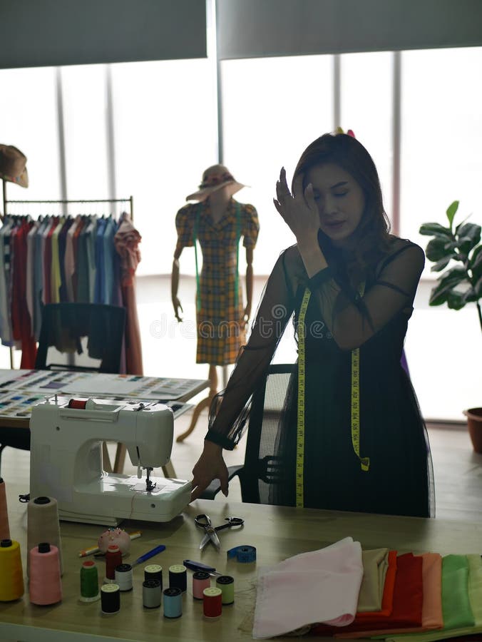 Estilista De Roupas Femininas Trabalhando No Creative Studio Foto de ...