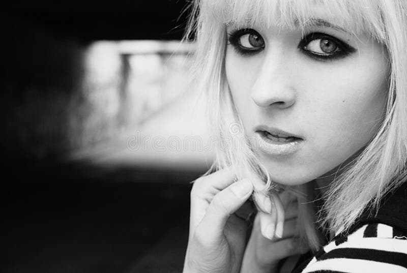 El Emo Triste Del Adolescente De La Muchacha Imagen de archivo - Imagen ...