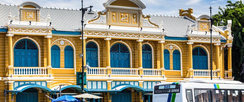 Estilo Colonial Del Edificio Amarillo Con El Fondo Del Cielo Azul ...