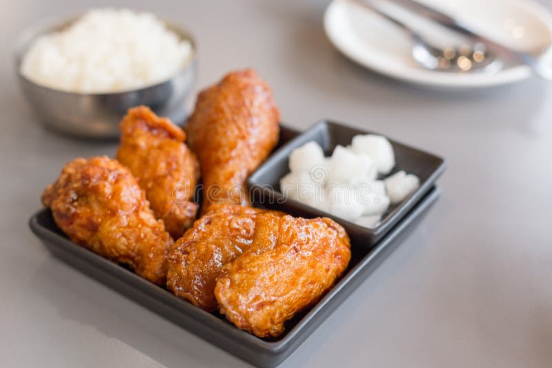 Estilo Coreano Fried Chicken En Plato Negro Foto de archivo - Imagen de ...