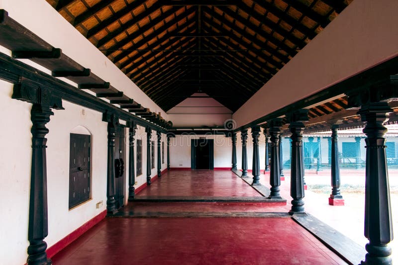 Estilo Interior Casa Tradicional India Con Hermosos Pilares De Madera ...