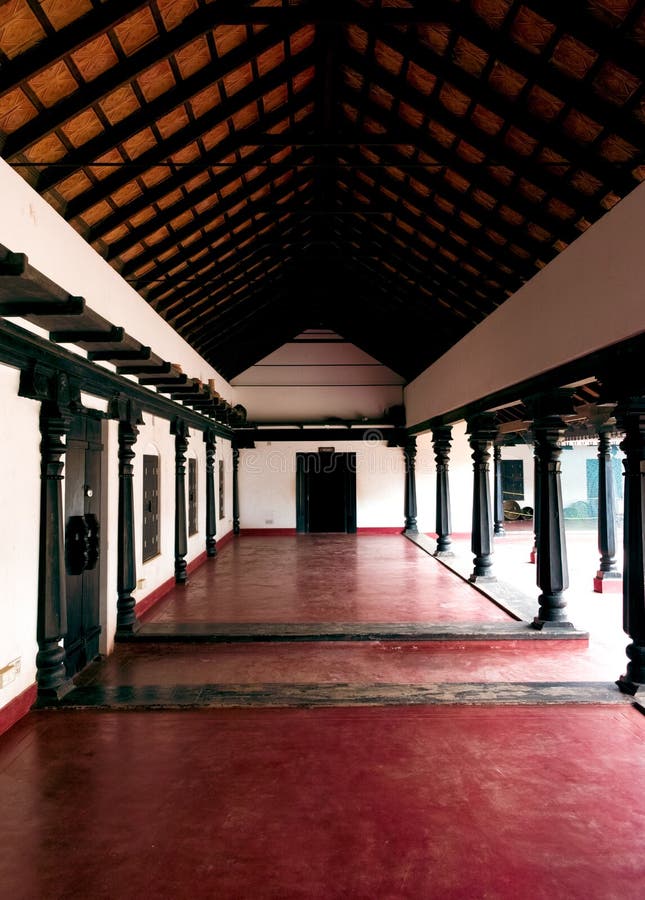 Estilo Interior Casa Tradicional India Con Hermosos Pilares De Madera ...