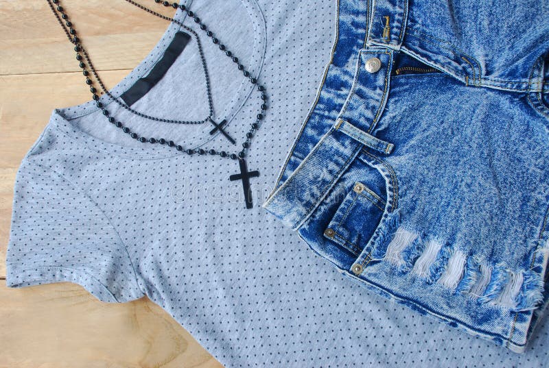 Ropa simple foto de archivo. Imagen de ropa, aceituna - 56512334