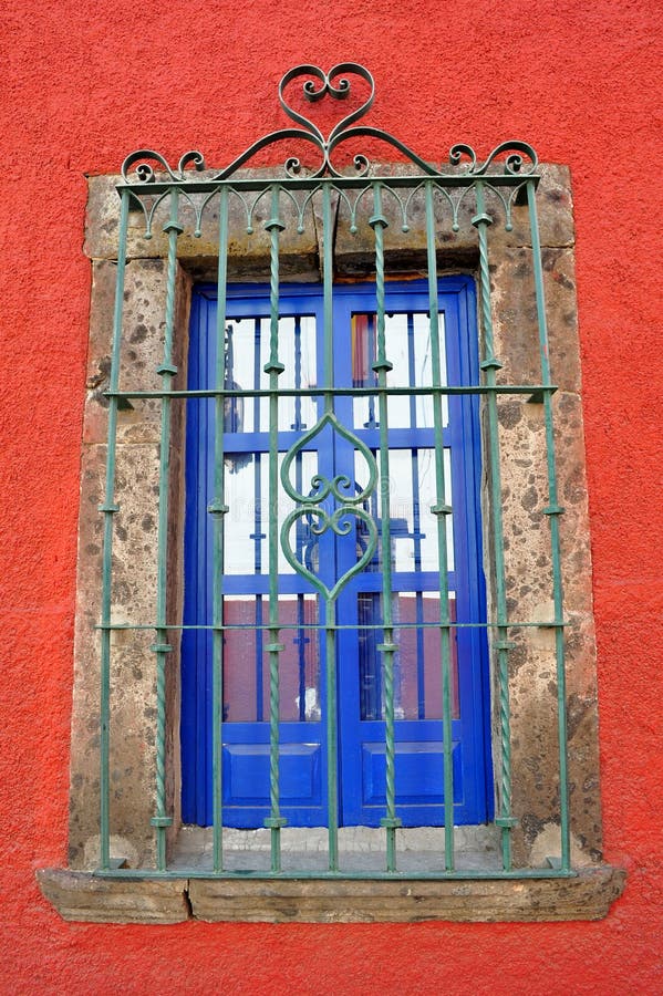 Estilo Tradicional Mexicano Del Colonial De La Ventana Foto de archivo ...