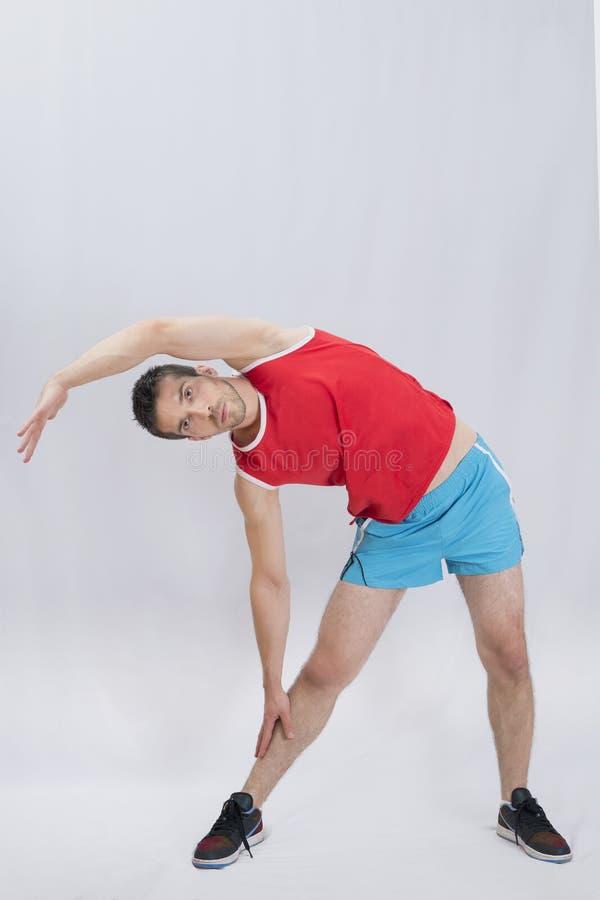 Estiramento do homem imagem de stock. Imagem de caucasiano - 57740423
