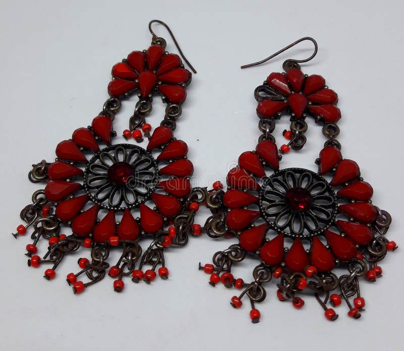 Esto Son Unos Aretes Hermosos, Aros Rojos Foto de archivo - Imagen de ...