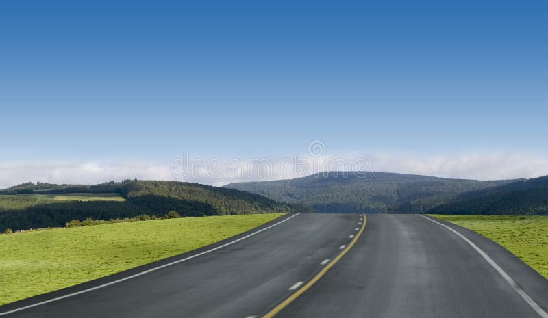 Estrada do céu azul foto de stock. Imagem de verde, cena - 1837426