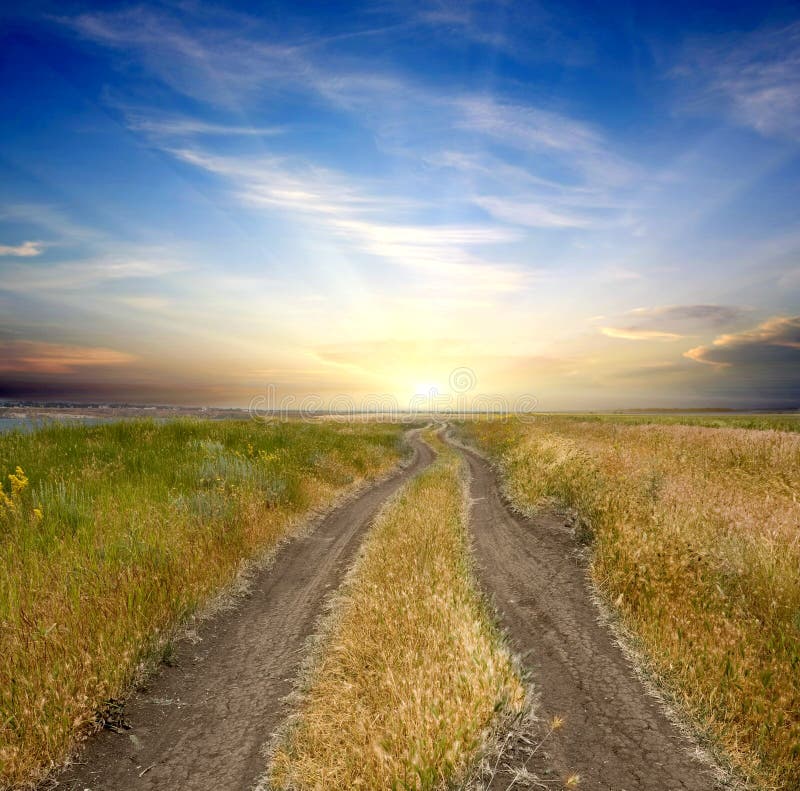 Por Do Sol Na Estrada Rural Foto de Stock - Imagem de monte, horizonte ...