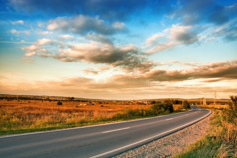 Estrada Rural E Céu Azul Com Nuvens Imagem de Stock - Imagem de ...