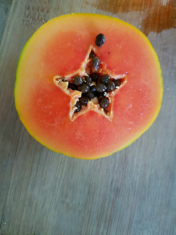 ESTRELLA EN PAPAYA imagen de archivo. Imagen de rmenes - 105684453