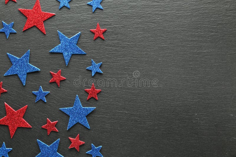 Estrellas Rojas Y Azules En Pizarra Imagen de archivo - Imagen de ...