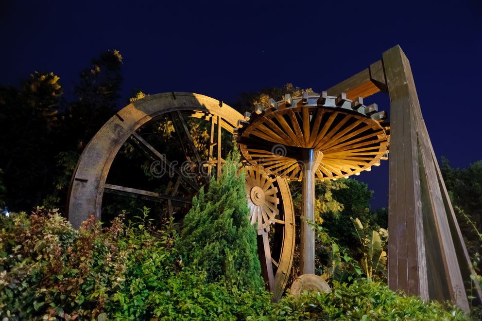 Estructura De La Rueda De Agua Imagen de archivo - Imagen de rueda, cubo: 49439925