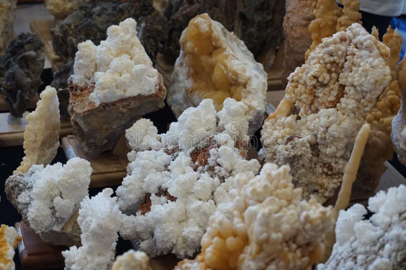 Estructura Del Mineral De La Calcita Foto de archivo - Imagen de calcio ...