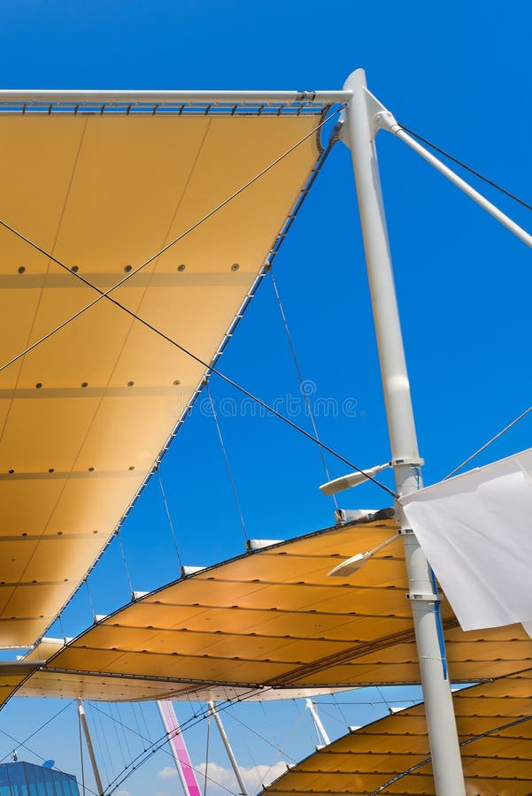 Estructura Extensible Moderna En El Cielo Azul Foto de archivo - Imagen ...