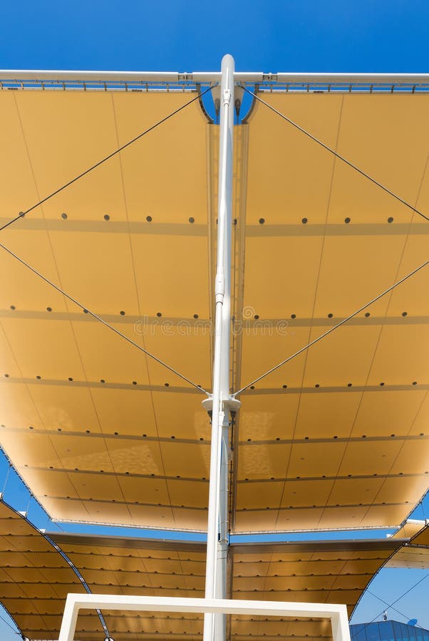 Estructura Extensible Moderna En El Cielo Azul Foto de archivo - Imagen ...