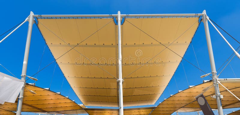 Estructura Extensible Moderna En El Cielo Azul Foto de archivo - Imagen ...