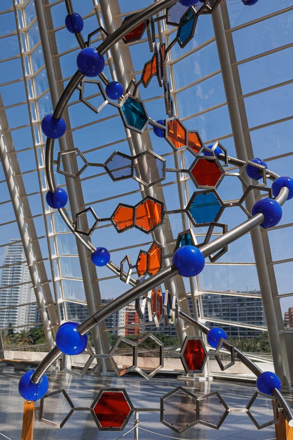 Estructura Gigante Que Representa La Forma Helicoidal Del Adn Imagen de ...