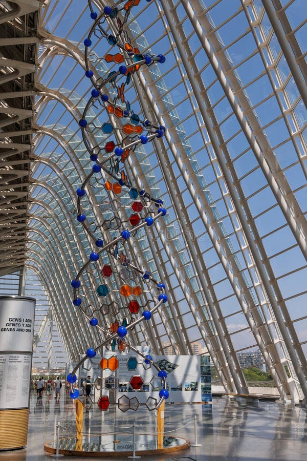 Estructura Gigante Que Representa La Forma Helicoidal Del Adn Foto ...