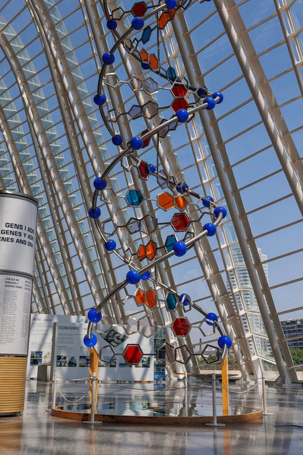 Estructura Gigante Que Representa La Forma Helicoidal Del Adn ...