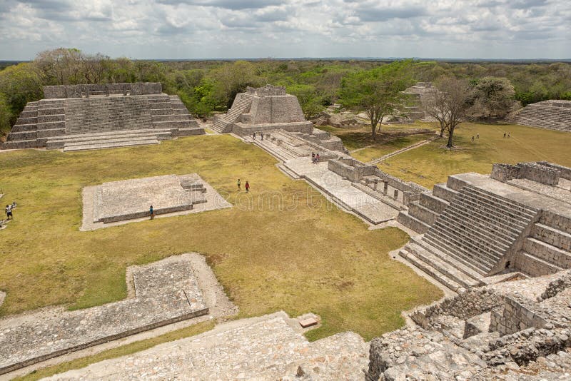 Escaleras Mayas Del Templo Con La Cabeza Tallada De La Serpiente En La ...