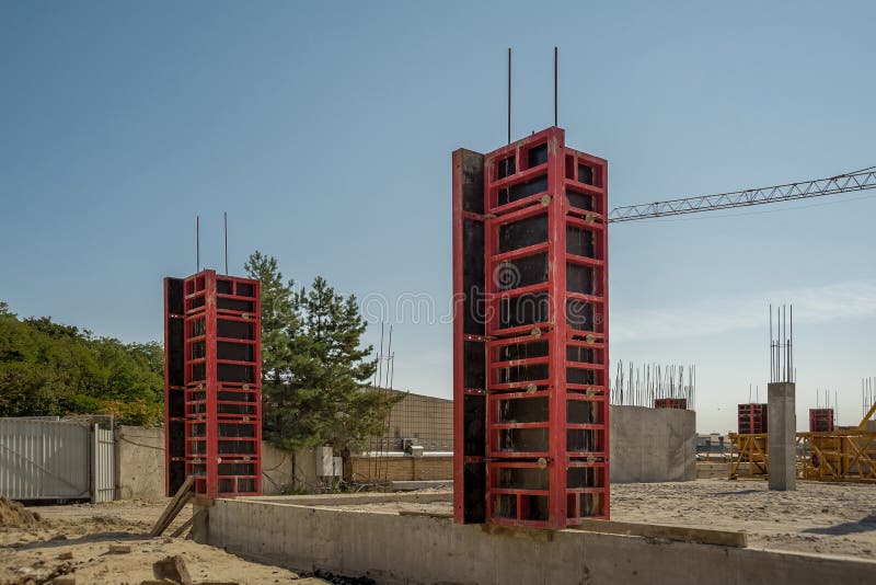 Estrutura da coluna e grua imagem de stock. Imagem de horizontal ...