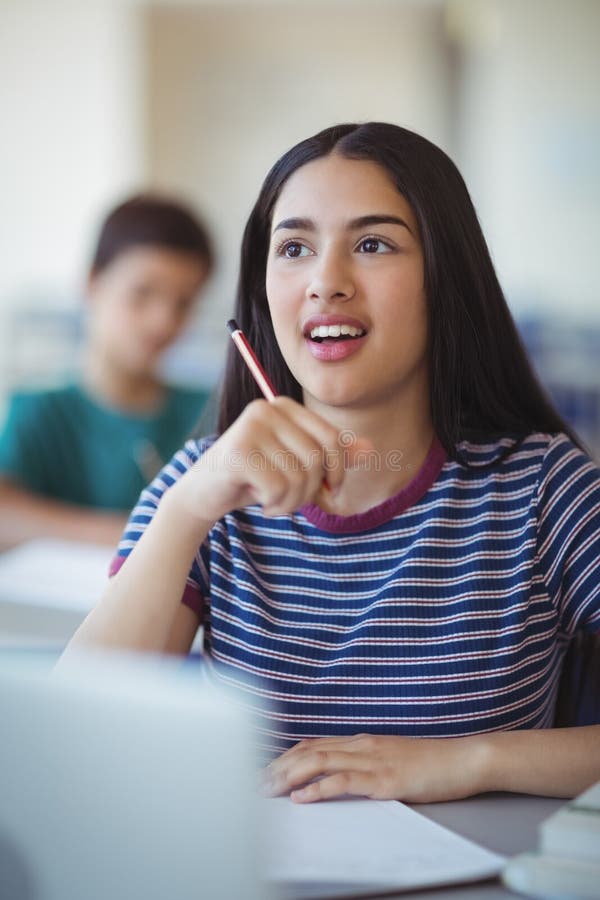 Estudante Atenta Que Estuda Na Sala De Aula Foto de Stock - Imagem de ...