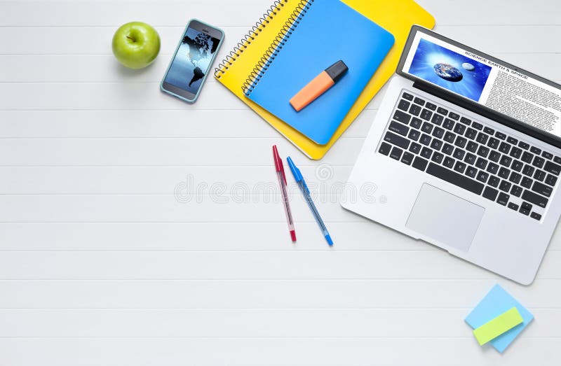 Estudante Computer Desk Background Foto de Stock - Imagem de estudantes ...