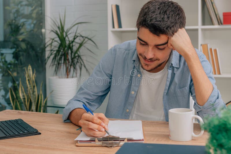 Estudante Em Casa Estudando Foto de Stock - Imagem de homework ...