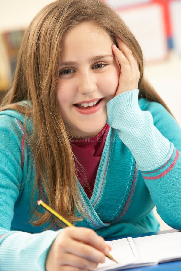 Estudante Que Estuda Na Sala De Aula Imagem de Stock - Imagem de ...