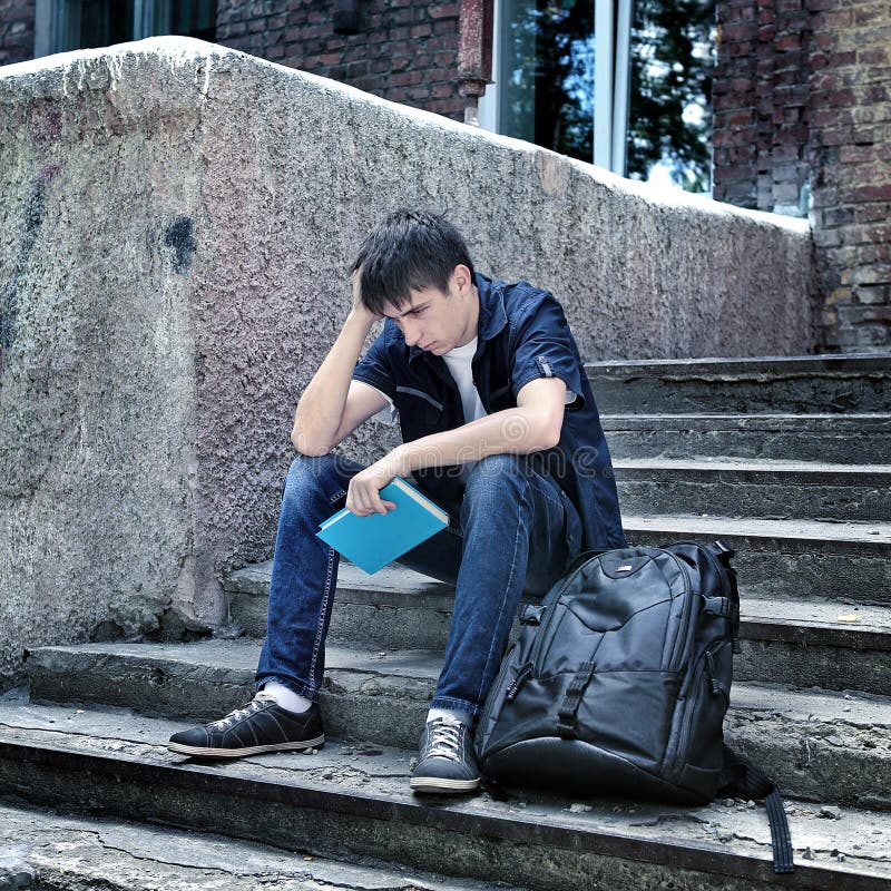 Estudante triste exterior foto de stock. Imagem de cara - 60425604