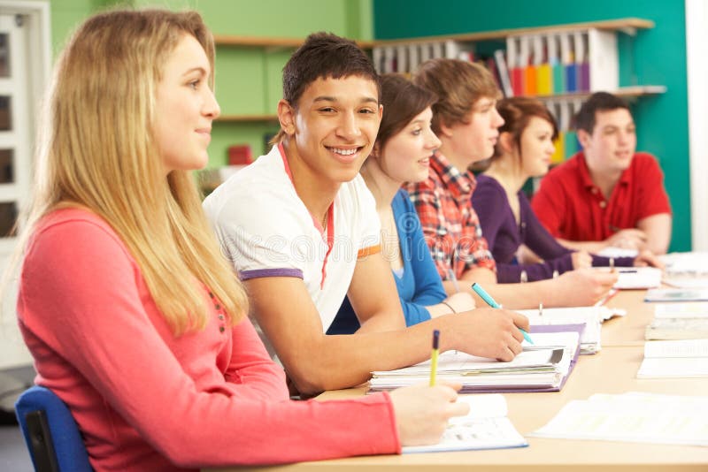 Estudantes Adolescentes Que Estudam Na Sala De Aula Imagem de Stock ...