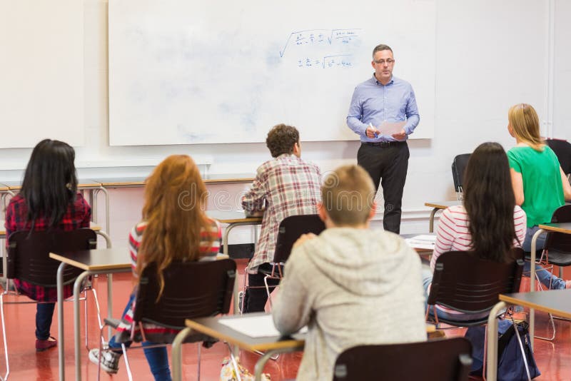 Estudantes Atentos Com O Professor Na Sala De Aula Imagem de Stock ...