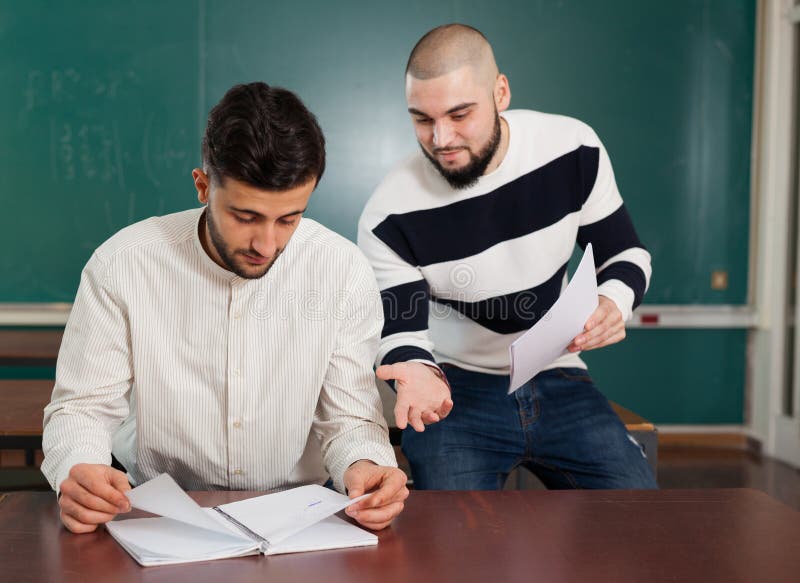 Estudantes Trabalhando Com Laptop Em Uma Mesa Imagem de Stock - Imagem ... Estudantes Trabalhando Com Laptop Em Uma Mesa Imagem de Stock - Imagem ...