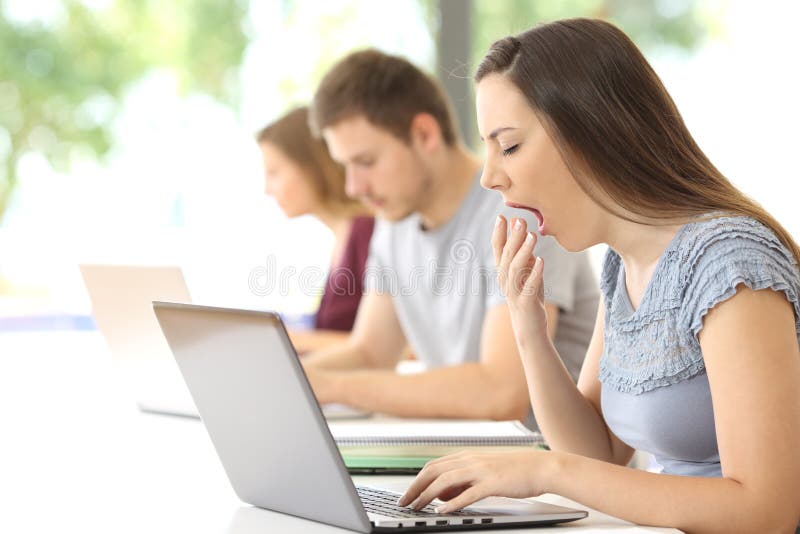 Estudiante Cansado Que Duerme En Una Clase En La Sala De Clase Foto de ...