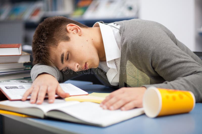 Estudiante Cansado Que Duerme En El Escritorio Imagen de archivo ...