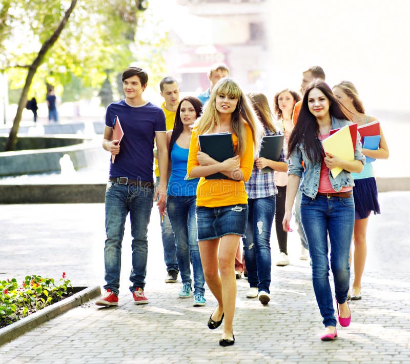 Estudiante Del Grupo Al Aire Libre. Imagen de archivo - Imagen de ...