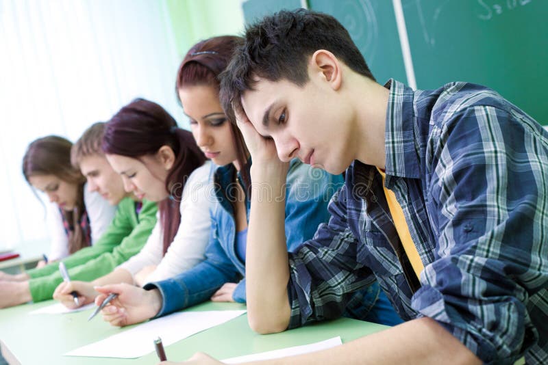 Estudiante en examen foto de archivo. Imagen de grupo - 26451688